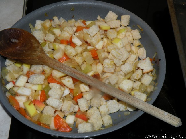 Šventinis kalakutas, kimštas duona. Su tamsiu padažu (gravy ...