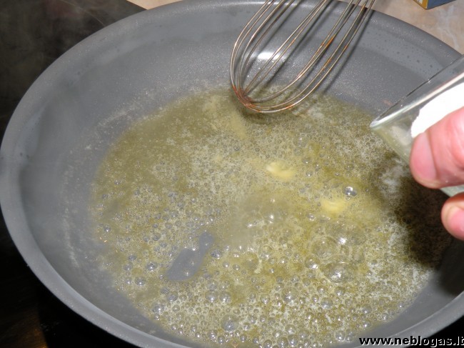 Šventinis kalakutas, kimštas duona. Su tamsiu padažu (gravy ...